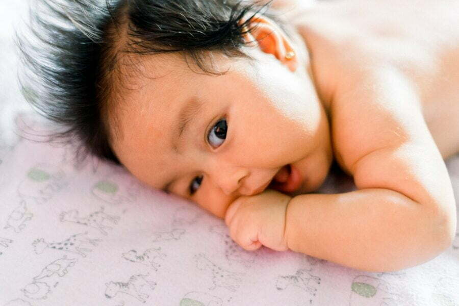 5 Cara Melatih Bayi Merangkak, Mudah dan Seru! - Supermom
