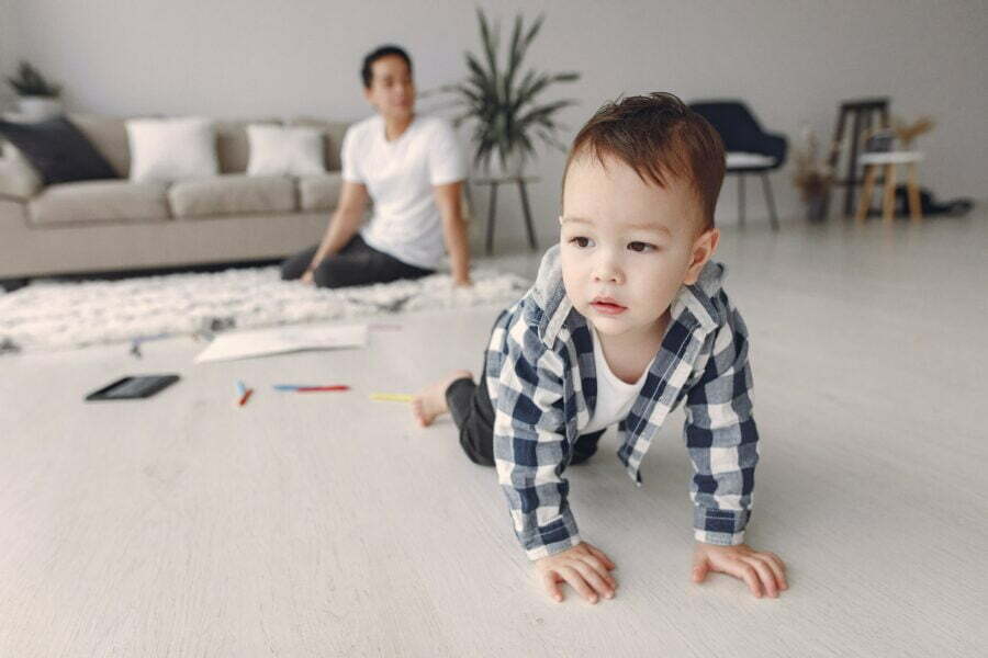 5 Cara Melatih Bayi Merangkak, Mudah dan Seru! - Supermom