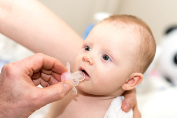 Tips dan 6 Manfaat Empeng Bayi Baru Lahir - Supermom